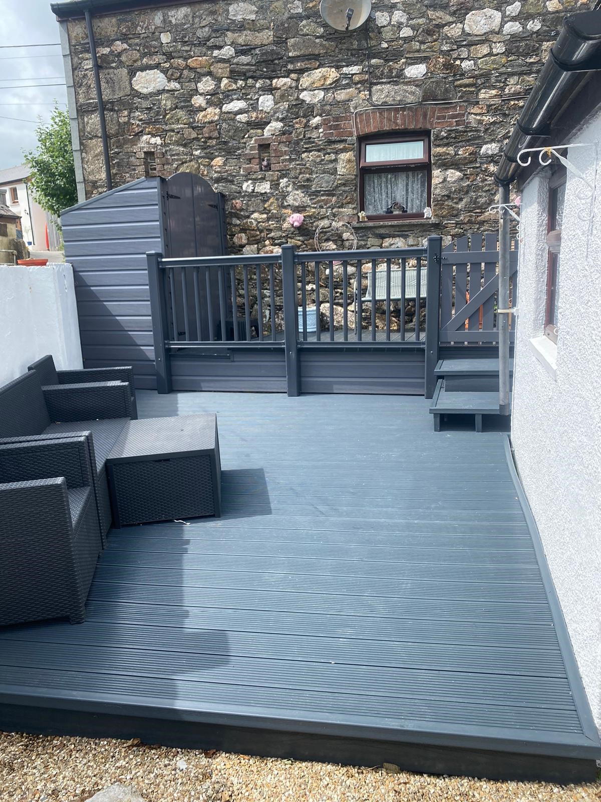 Safe outdoor space with decking and fencing | Liniar